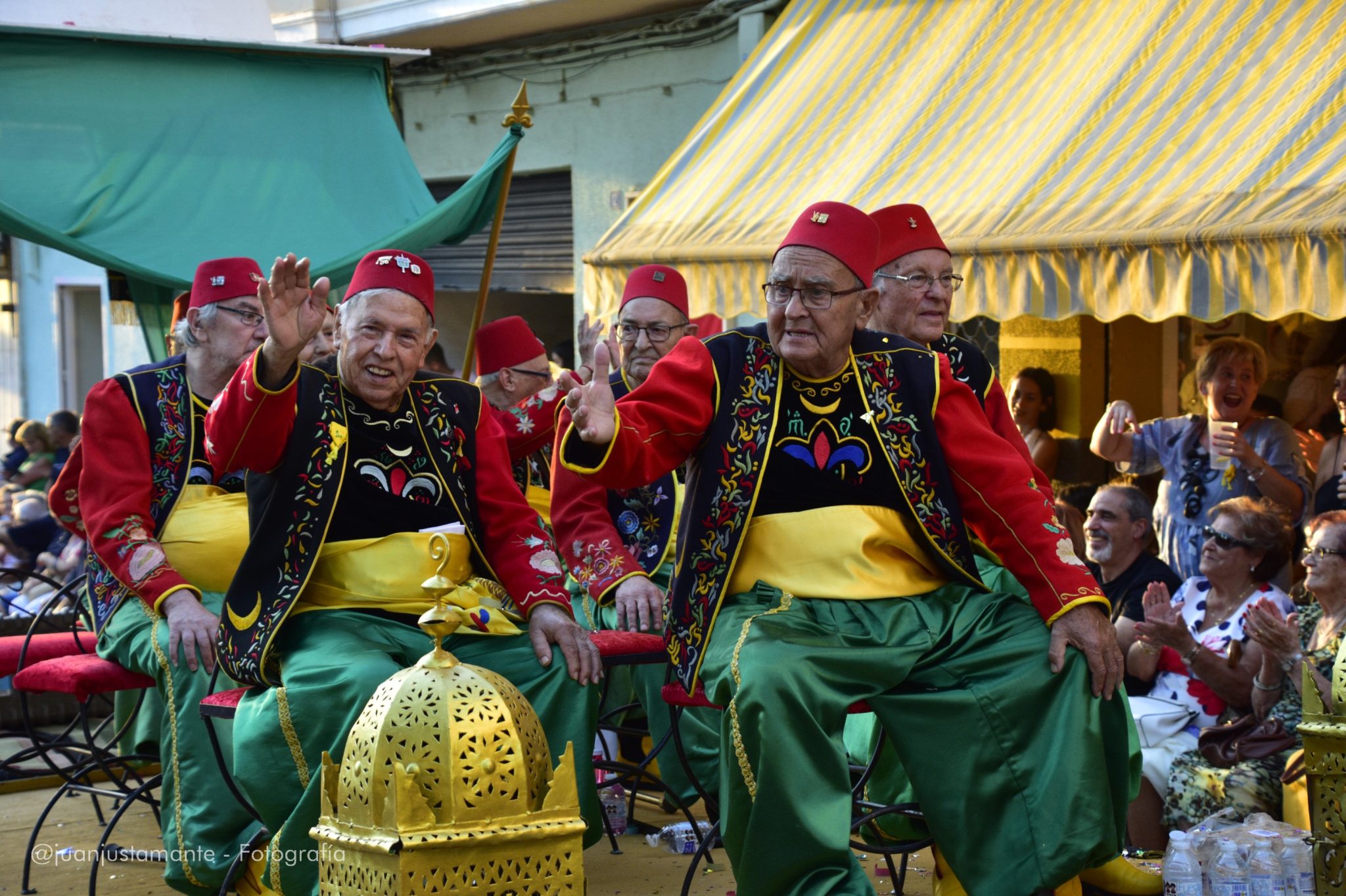 Desfile histórico de Los Moros Viejos de Petrer celebrando 200 años de ...